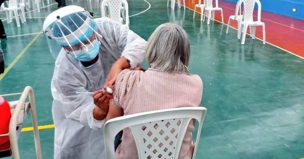 Colombia recibe 270 mil dosis de la vacuna de Pfizer - La Nota Positiva