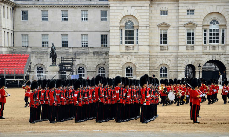 Con una increíble presentación, la Guardia Real Inglesa sorprende a los ...