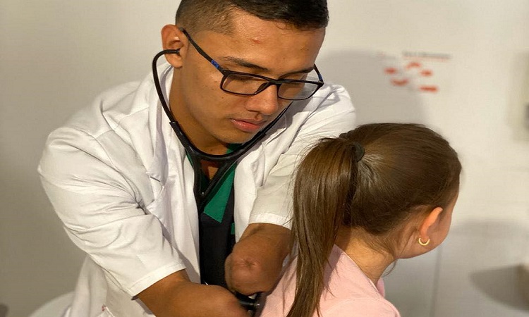 La historia del estudiante de medicina que perdió sus brazos y que ...