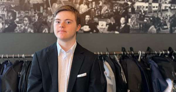 Este es Noah, el primer actor con síndrome de Down en debutar en Disney ...